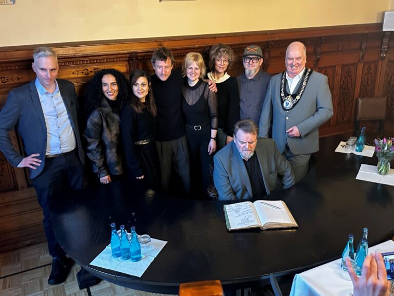 Besuch im Rathaus: Das Who-is-Who der Friesland-Krimis in Leer ...