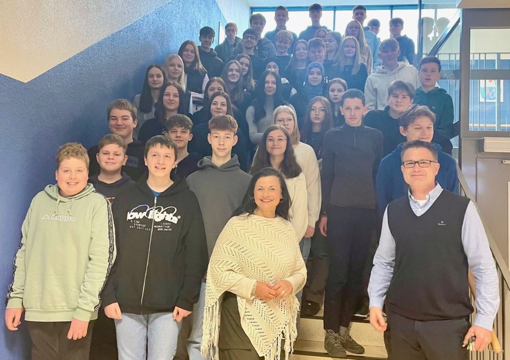 EU-Projekttag an Schulen: Gitta Connemann spricht mit Schülern der OBS ...